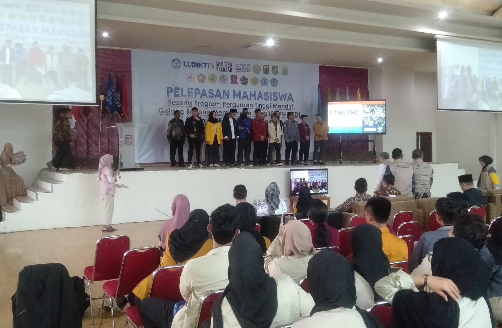 Pelepasan Mahasiswa Universitas Nusa Putra Sukabumi Untuk Kuliah Kerja Nyata (KKN) PTMGRMD Tahun ...